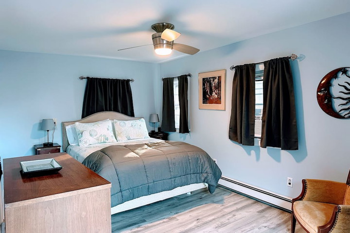 Charming 4-bedroom, 2-bath Cottage, Dog Friendly, Ac, Wifi, 1 Block To Beach - Colonial Beach, VA
