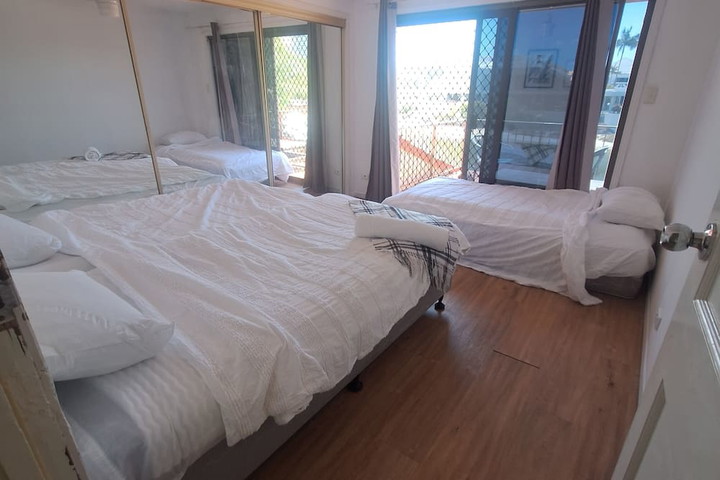 Waterfront Broadwater Master Bedroom Views Mirrors With Own Private Beach Front - Surfers Paradise