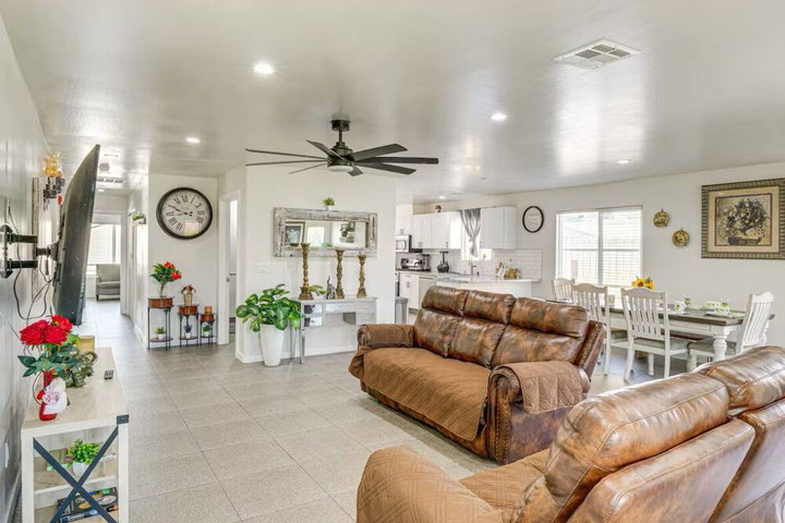 4-bedroom House 6 Beds In Awesome Bakersfield With Wifi, Ac To Enjoy With Family - Bakersfield, CA