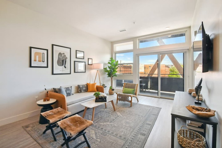 Sunlit Escape | 1br Lohi Loft | Balcony + Patio | Dog-friendly - Denver, CO