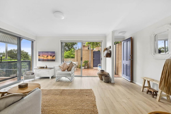 Bright Coastal Townhouse With Bbq & Courtyard - Central Coast