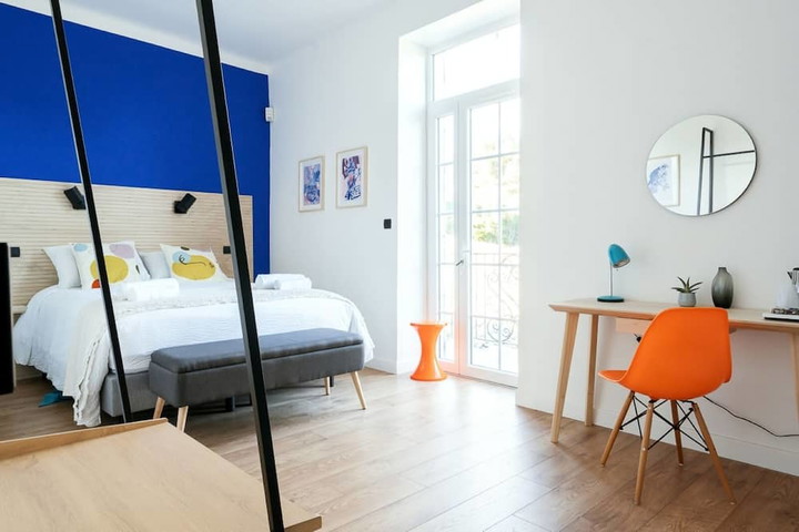"Klein Blue®" Room, A Tribute To Yves Klein, Which Will Bring Out The Best In Ultramarine Blue - Nîmes