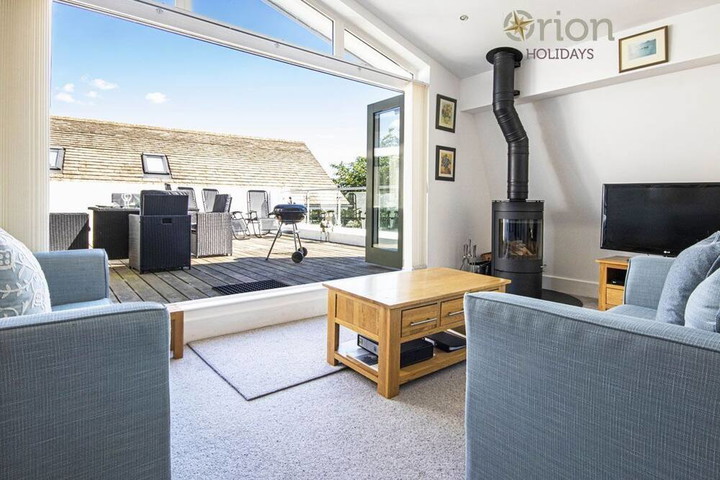 Howells Mere 90, Crows Nest - Elevated Lake Views, Spa Access, Sleeps 4 - Cotswolds