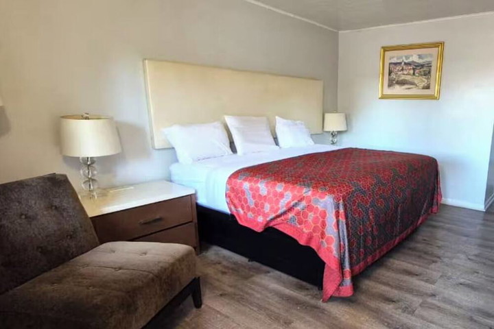 Affordable Room Near I-94 W/ Free Parking | Green Lake - 1.9 Miles Away - Hammond, IN