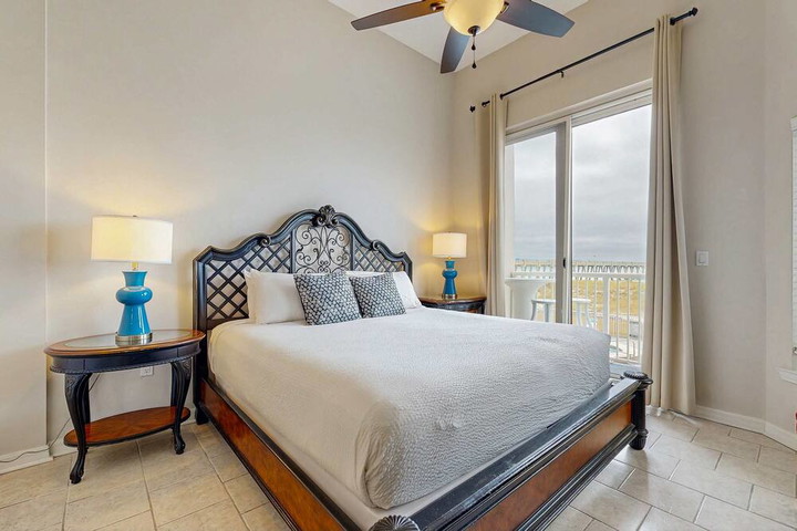 Beachfront Condo With Amazing Views, Shared Pool And Beach Access! - Navarre, FL