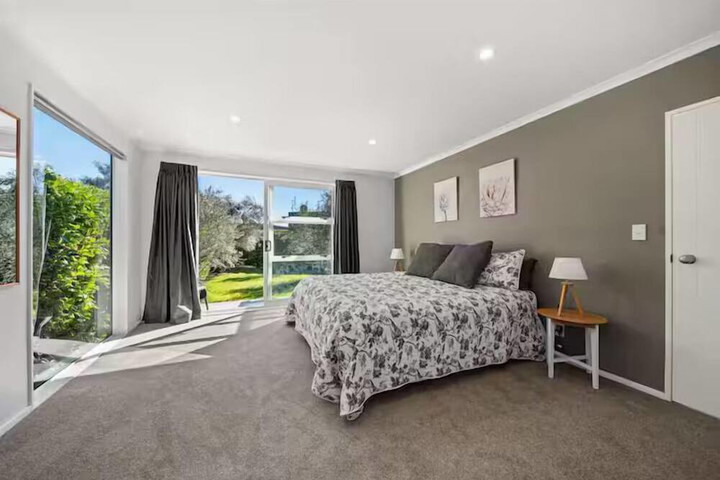 Burgundy Escape - Set In Pinot Grove - Martinborough