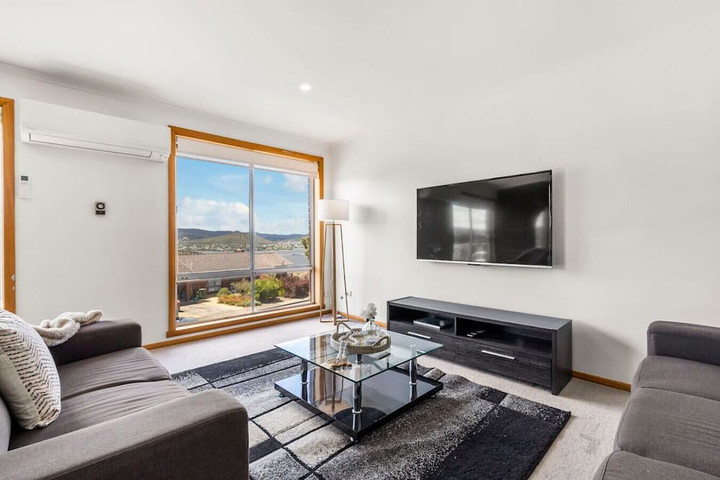 Spacious Family Home With Views - Hobart