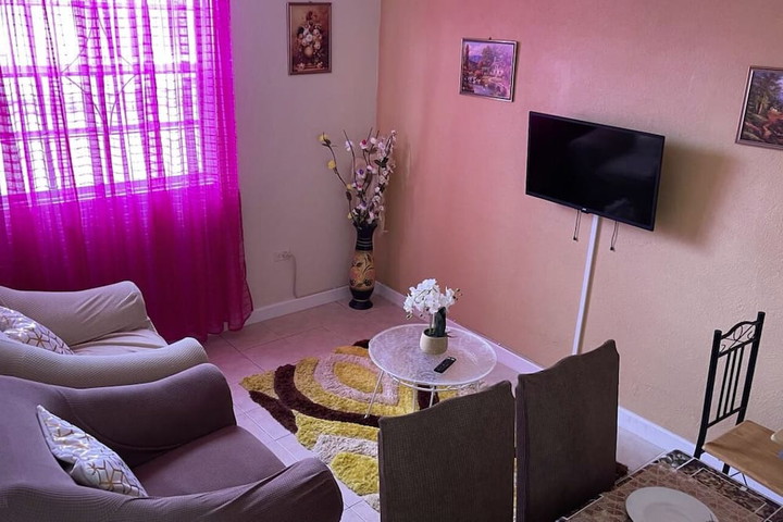 Cozy Apt Centrally Located, Walking Distance To Beach, Bakeries & Supermarkets - Barbados