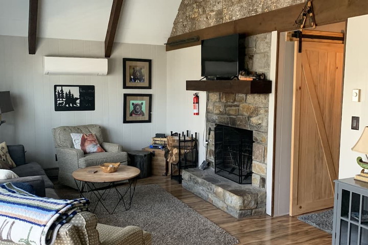 Pine Ridge Retreat On Beech Mountain, Quiet With Fireplace And Mountain Views! - Beech Mountain, NC
