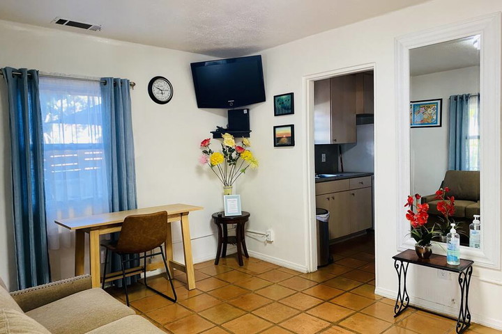 2 Bed 1 Bath  , Grand Pa's Cottage, Long Term Vacation Rentals . - Santa Barbara