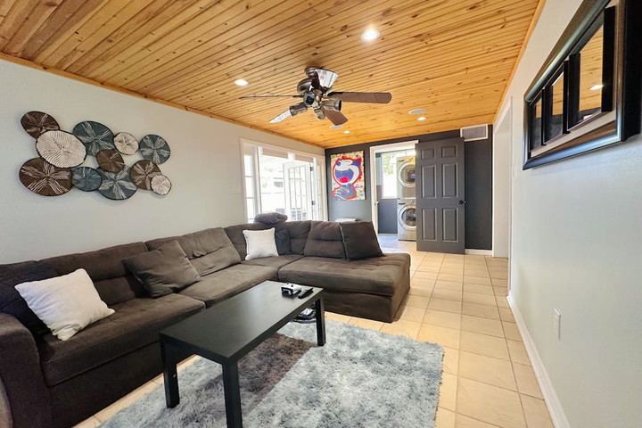 Sky Shower, Ping Pong Table, King Beds And 65inch Tv Theatre - Tampa Bay, FL