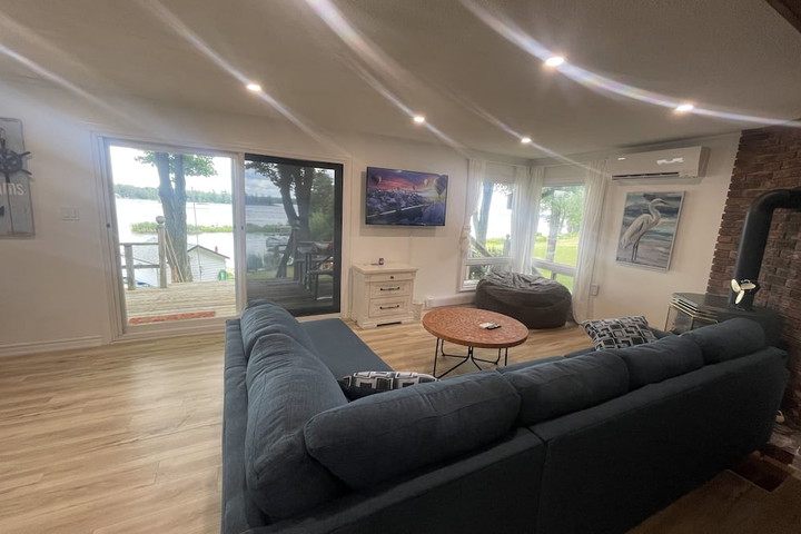 Luxury Waterfront Cottage With Swimming Pool, Hot Tub, Kayaks, Pedal Boat & Dock - Kawartha Lakes