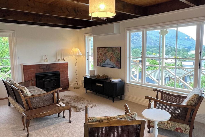 The Gingerbread Chalet: Huge Alpine & Lake Wanaka Views - Wanaka