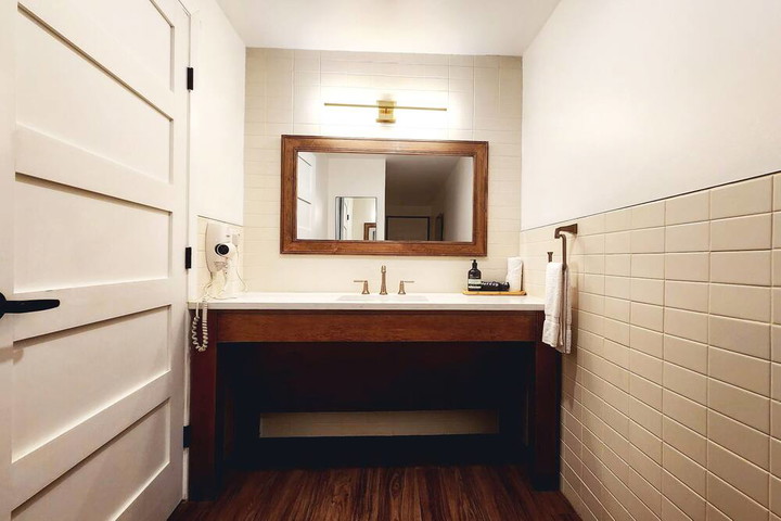 Accessible Queen Room With Modern Comforts Ideal For Relaxing Getaways! - San Angelo, TX