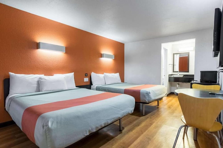Sunny 2-bed Full Beds|mini Fridge - Fontana, CA