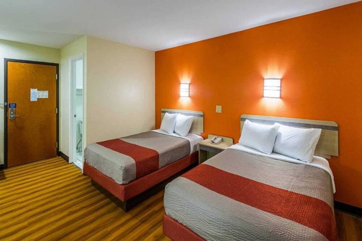 2 Full Beds | Non-smoking - Urbana, IL