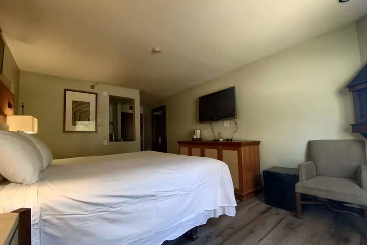 Standard King At The Retreat On Charleston Peak  Year-round Adventures - Mount Charleston, NV
