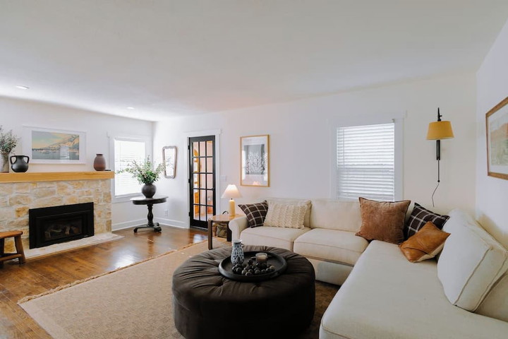 Cottage Retreat | Sleeps 7 | Family Friendly - Shawnee, KS