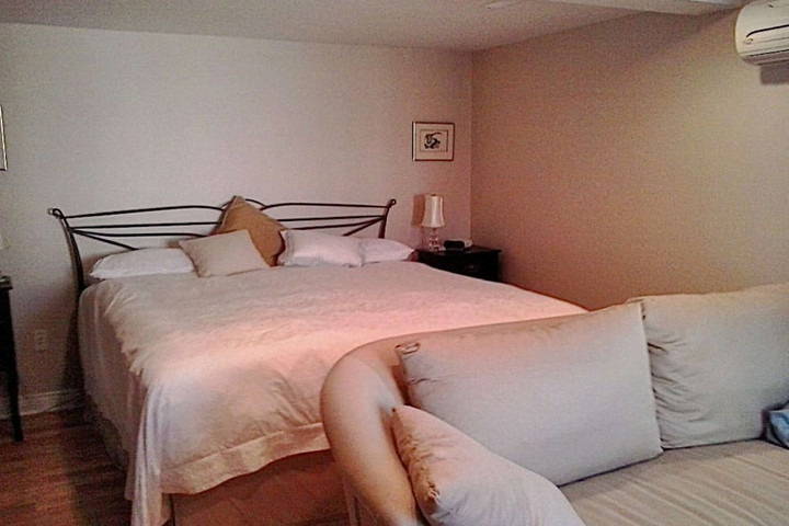 Linden Homestead: Modern Queen Bed B&b Suite In Century Farm House - Prince Edward Island
