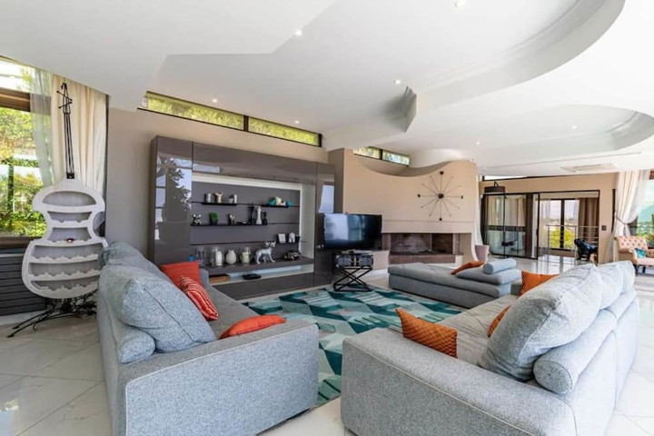Belle Villa Contemporaine à Super Cannes, Offrant Une Magnifique Vue Mer - Cannes