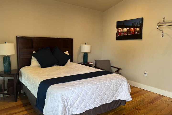 Accessible Queen Bed Cabin #16 Near River - Kerrville, TX