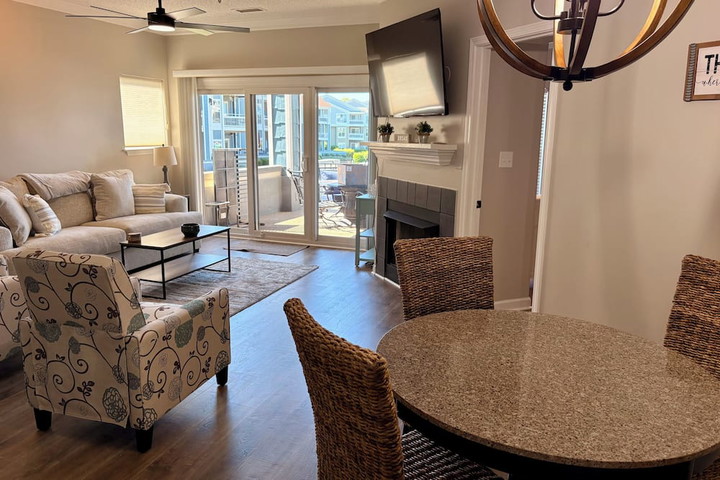 Newly Avail. Lakefront 1st Floor Condo Located On Davidson Penninsula. Pets Ok - Davidson, NC