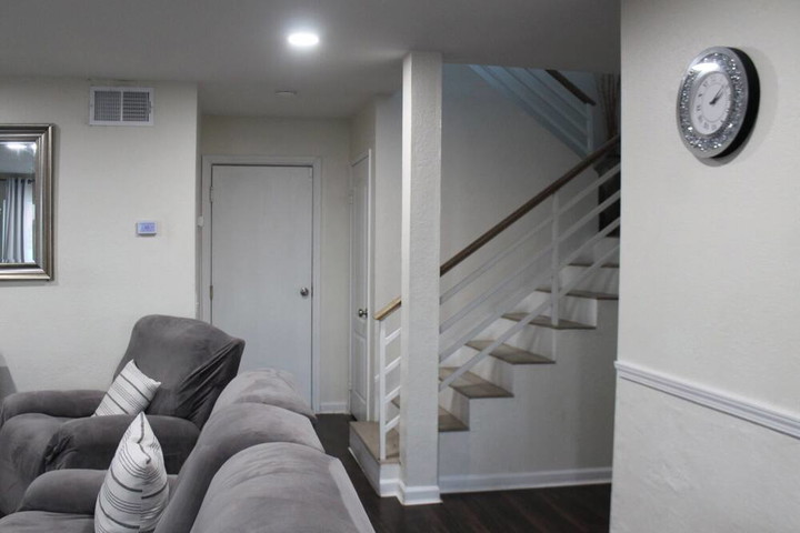 Spacious Home With Backyard Basketball + Laundry - Lancaster, CA