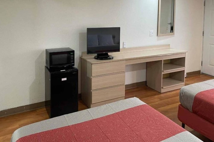 Cozy King Bed | Free Wifi & Parking - Hagerstown, MD