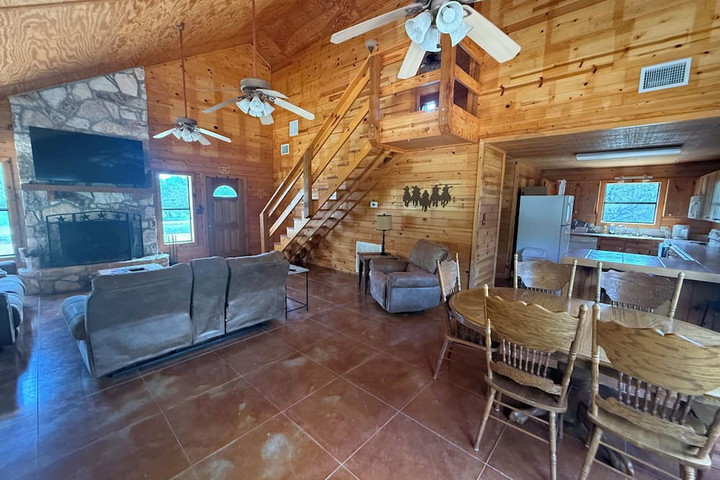 Secluded Cabin On 15 Ac. Teeming With Wildlife, .4 Mile From 7 Bluffs Crossing. - Concan, TX