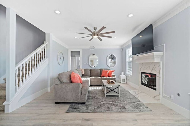 West Galveston Home, Minutes From The Beach - Galveston, TX