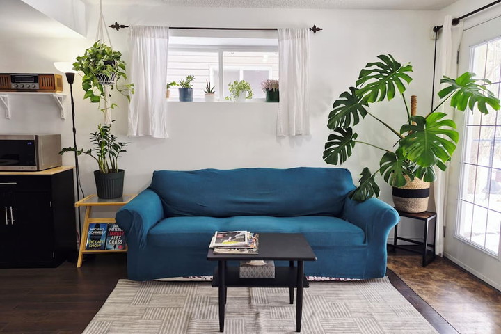 Bright Private Walkout Suite, Self Check-in - Cochrane