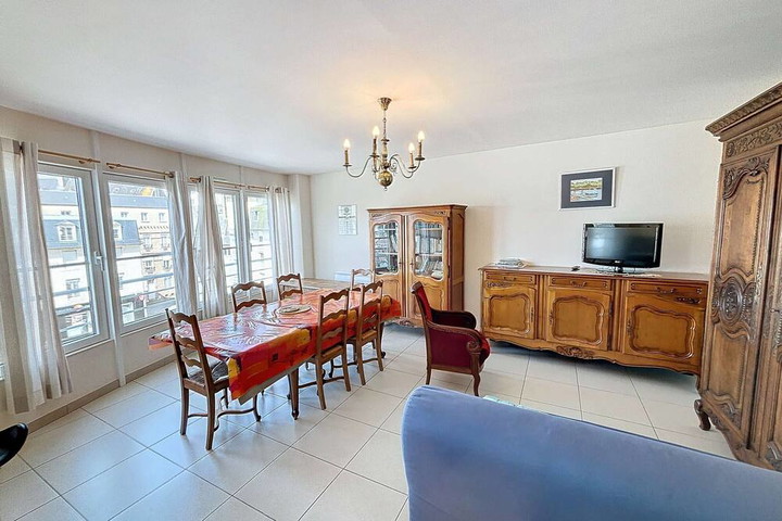 Downtown Granville: 2-bedroom Apartment With Parking, Elevator, 300m To Beach - Granville