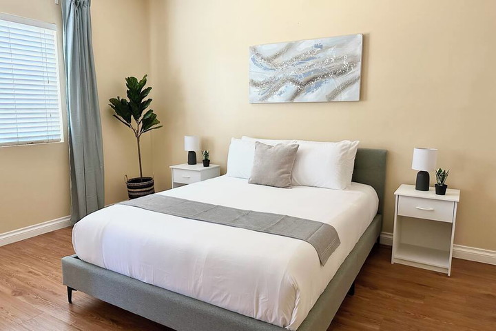 Disneyland Getaway Tri-level Gated Townhome - Placentia, CA