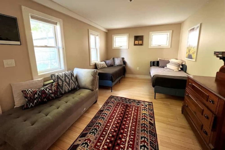 Cottage With Private Garden In Heart Of Downtown- Kid Friendly! - Burlington, VT