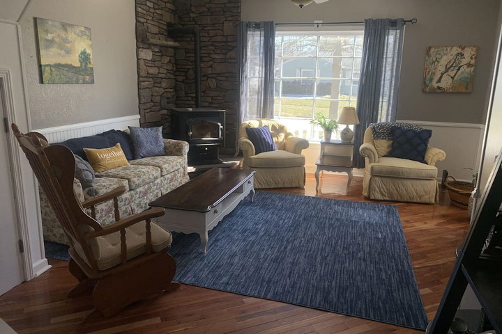 House Minutes From Wineries, Spire, Lake Erie, Gotl - Geneva, OH