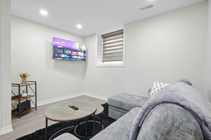 Bright Basement Suite W Parking Near Mclennan Park - Kitchener