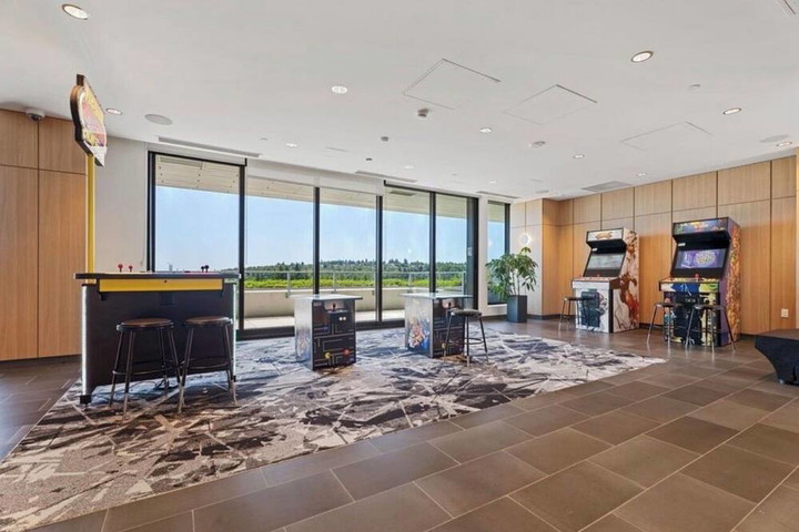 View!!! Beautiful Bby Condo Has Everything Step Awayskytrain, Mall, Grocery - 新西敏
