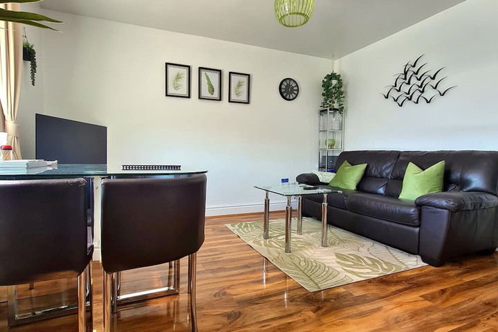 Stylish Coastal Stay With Mountain Views For Couple/solos & Dogs - Walk To Beach - Rhyl