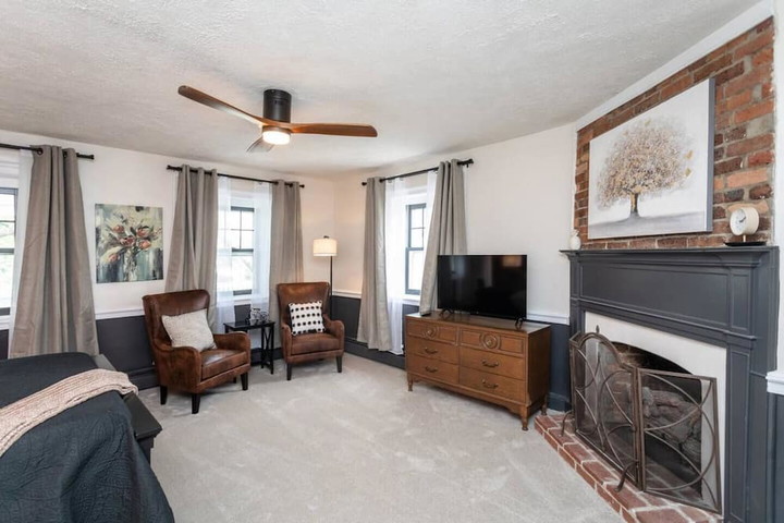 Redbud Room - By The Side Of The Road Inn And Cottages - Harrisonburg, VA