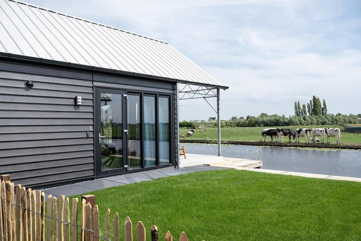 Sunny 4-6 Person Detached Waterfront Holiday Home. - Alphen aan den Rijn