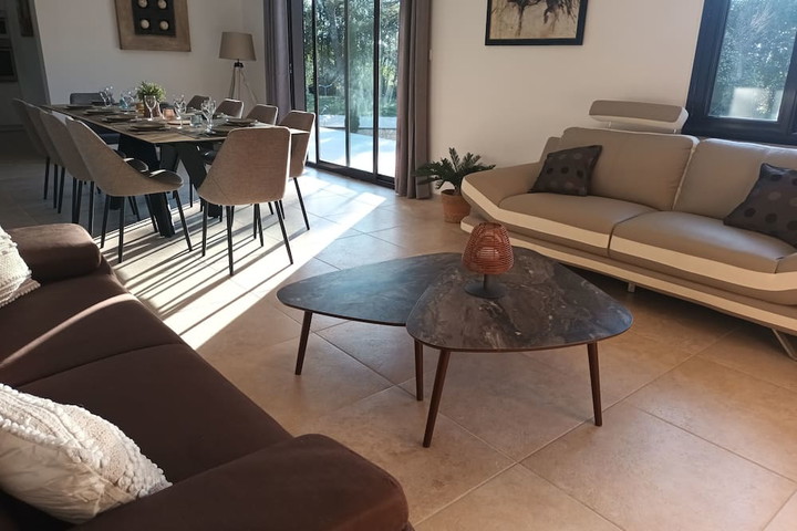 Villa 12 Pers, Climatisée, Piscine 4x10, Poolhouse, En Campagne Mais Non Isolée. - Orange