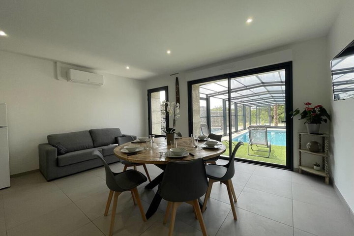 Comfortable Cottage With Covered Pool And Spa In Couzon - Auvergne