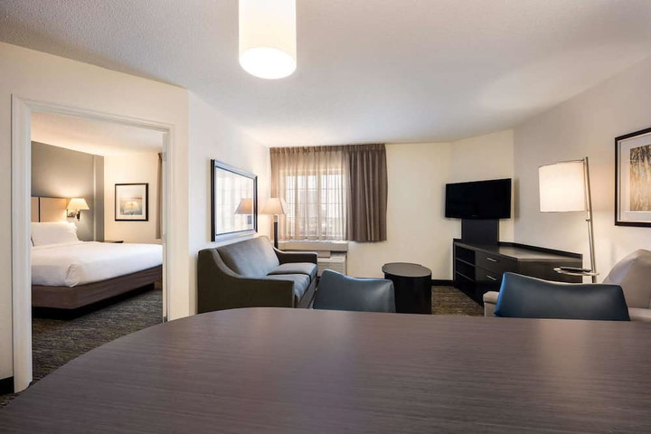 Great Value, Quality Stay! Spacious Unit W/ Kitchen, Picnic Area, Pets Allowed! - Newport Beach
