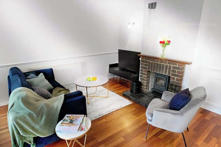 Farnborough - Communal Garden, Parking - Farnham