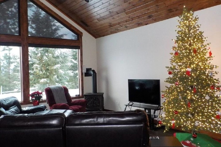 Quail House: View Of Mountains & Valley, Hot Tub, 3 Bed/2 Bath - Bonners Ferry, ID