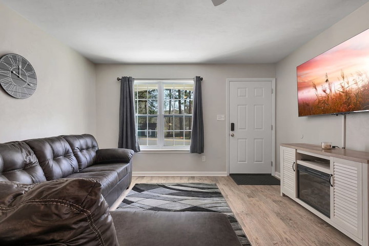Rare Find 3b Pet Friendly Renovated - Tallahassee, FL