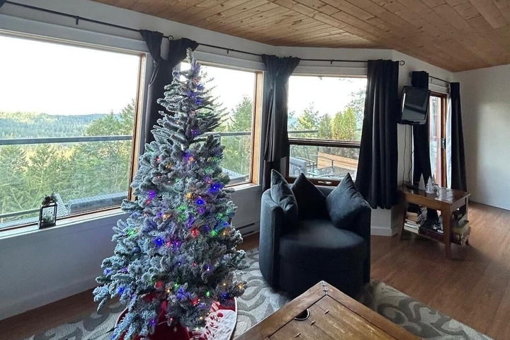 Entire Suite, Ocean, Mountain View, Hot Tub, Next To Mountain Maxwell Park. - Salt Spring Island