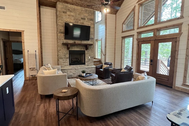 Family Retreat 2 King Suites Sleeps 12, Fire Pit, Hot Tub, Arcade+bunk Room - Broken Bow, OK