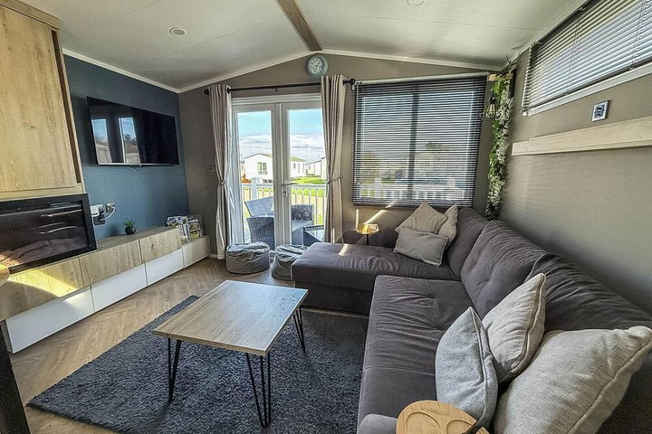 Gorgeous Caravan With Decking In Suffolk Ref 20141bs -