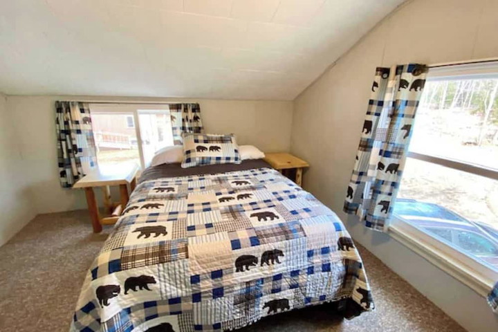 Large Beachside Lodge On Autrain Lake - Michigan